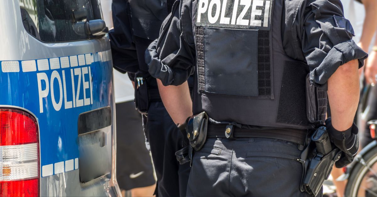 Polizeigewalt vertuscht: Zwei Polizeibeamte aus dem Dienst entfernt ...